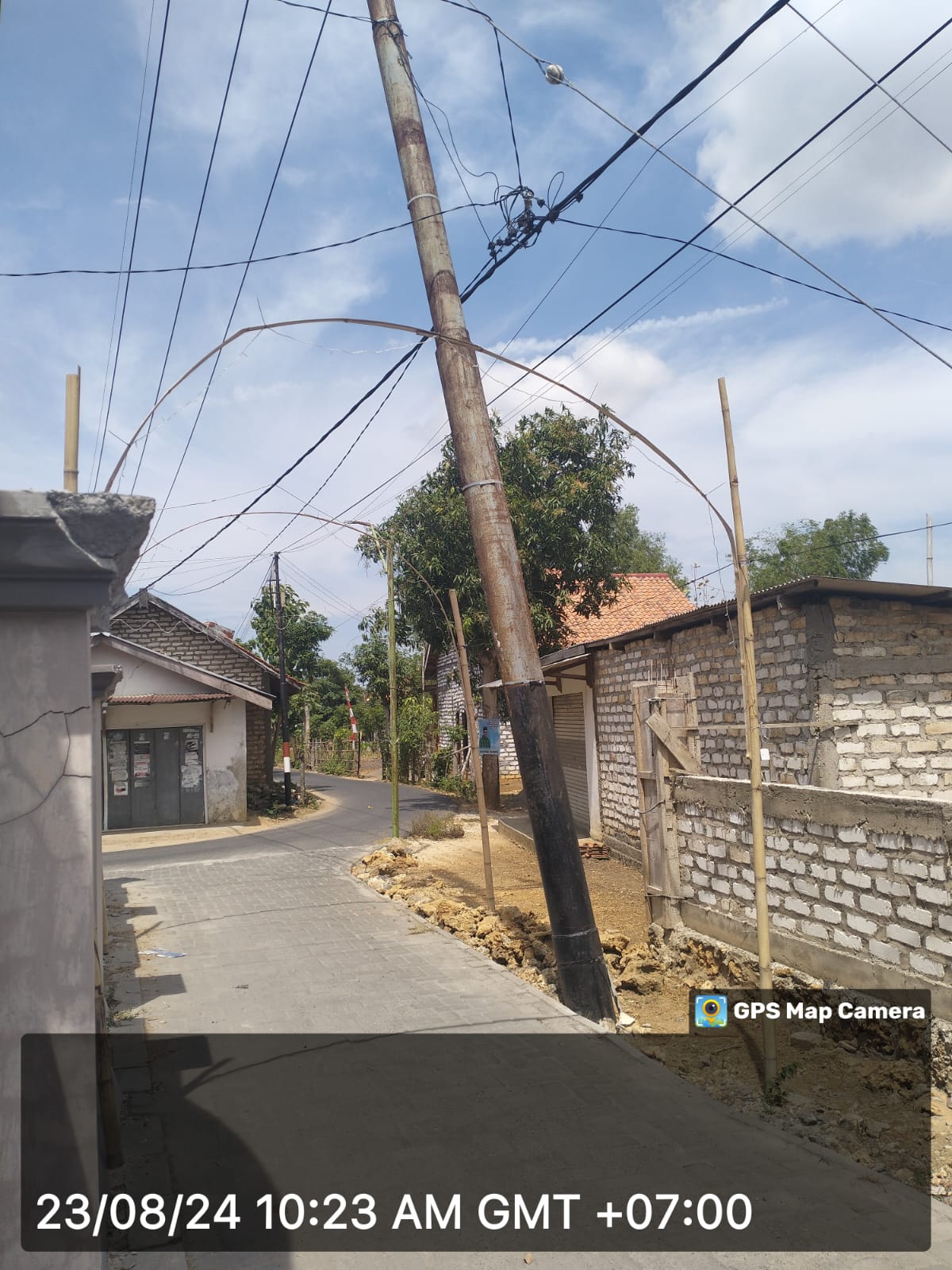 Tiang Listrik Dalam Kondisi Miring Ancam Keselamatan warga - Bratapos Media, Tajam dan terpercaya