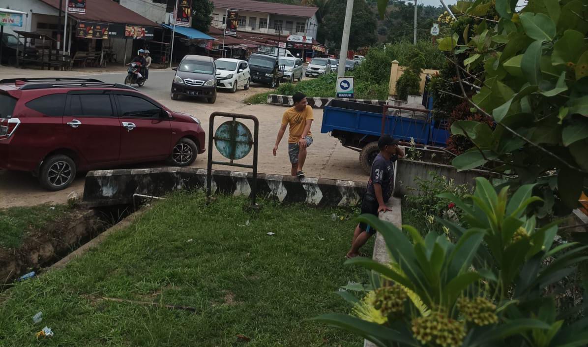 BBM Langka di Melawi, Antrean SPBU Mengular Hingga Berjam-jam ...